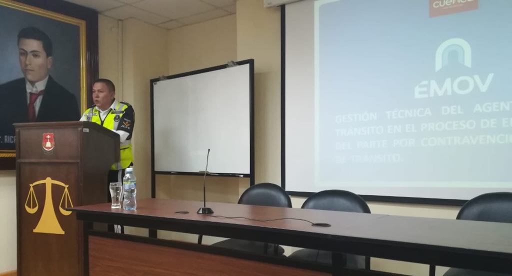 EMOV EP dicta Conferencia en materia de tránsito a estudiantes de la U ...